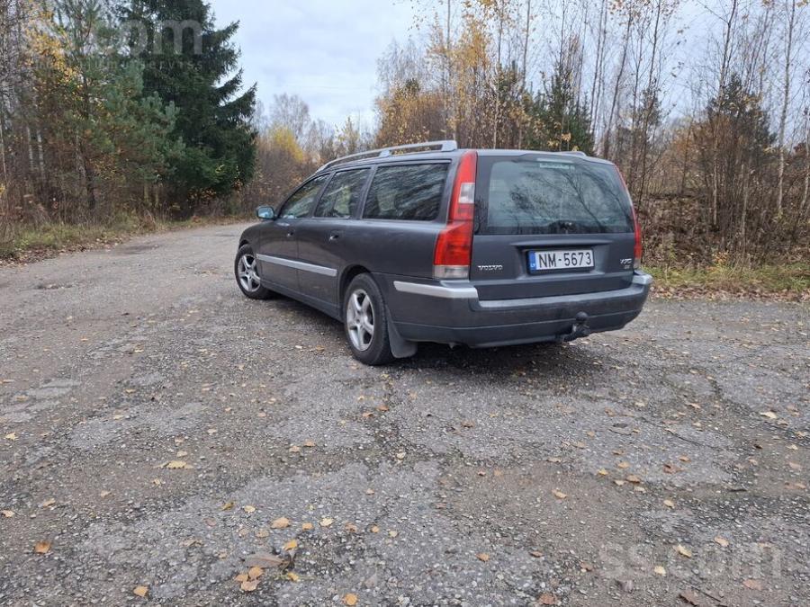 Grey Volvo V70 2003 in Valmiera, with an engine capacity of 2.40 L and mileage of 0 thousand km for 1590 €, photo 3 on AUTOMOTO.COM.LV