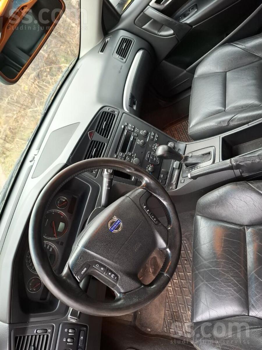 Grey Volvo V70 2003 in Valmiera, with an engine capacity of 2.40 L and mileage of 0 thousand km for 1590 €, photo 5 on AUTOMOTO.COM.LV