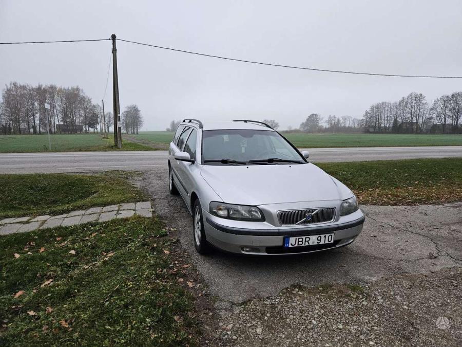 Grey Volvo V70 2003 in Joniskis, with an engine capacity of 2.40 L and mileage of 490 thousand km for 500 €, photo 3 on AUTOMOTO.COM.LV