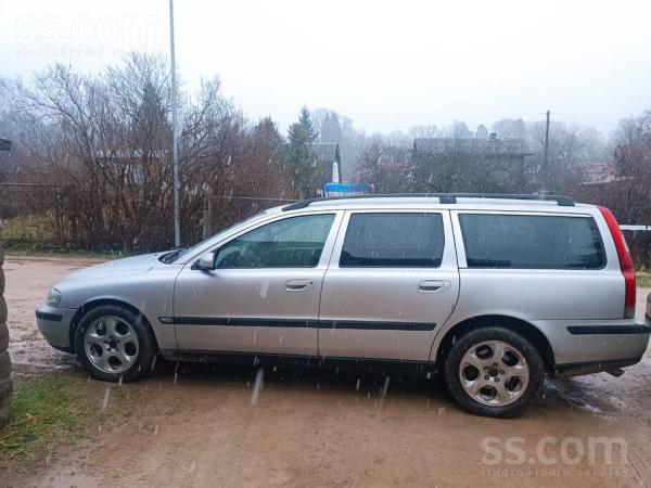 Pelēks Volvo V70 2003 Ogre, ar dzinēja tilpumu 2.40 L un nobraukumu 410 tūkst. km par 900 €, foto 3 vietnē AUTOMOTO.COM.LV