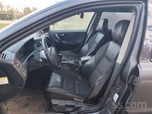 Pelēks Volvo V70 2003 Rīga, ar dzinēja tilpumu 2.40 L un nobraukumu 420 tūkst. km par 1200 €, foto 3 vietnē AUTOMOTO.COM.LV