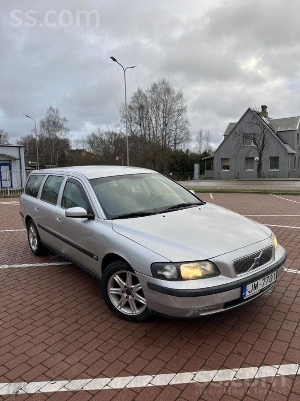 Grey Volvo V70 2003 in Preili, with an engine capacity of 2.40 L and mileage of 362 thousand km for 1600 €, photo 1 on AUTOMOTO.COM.LV