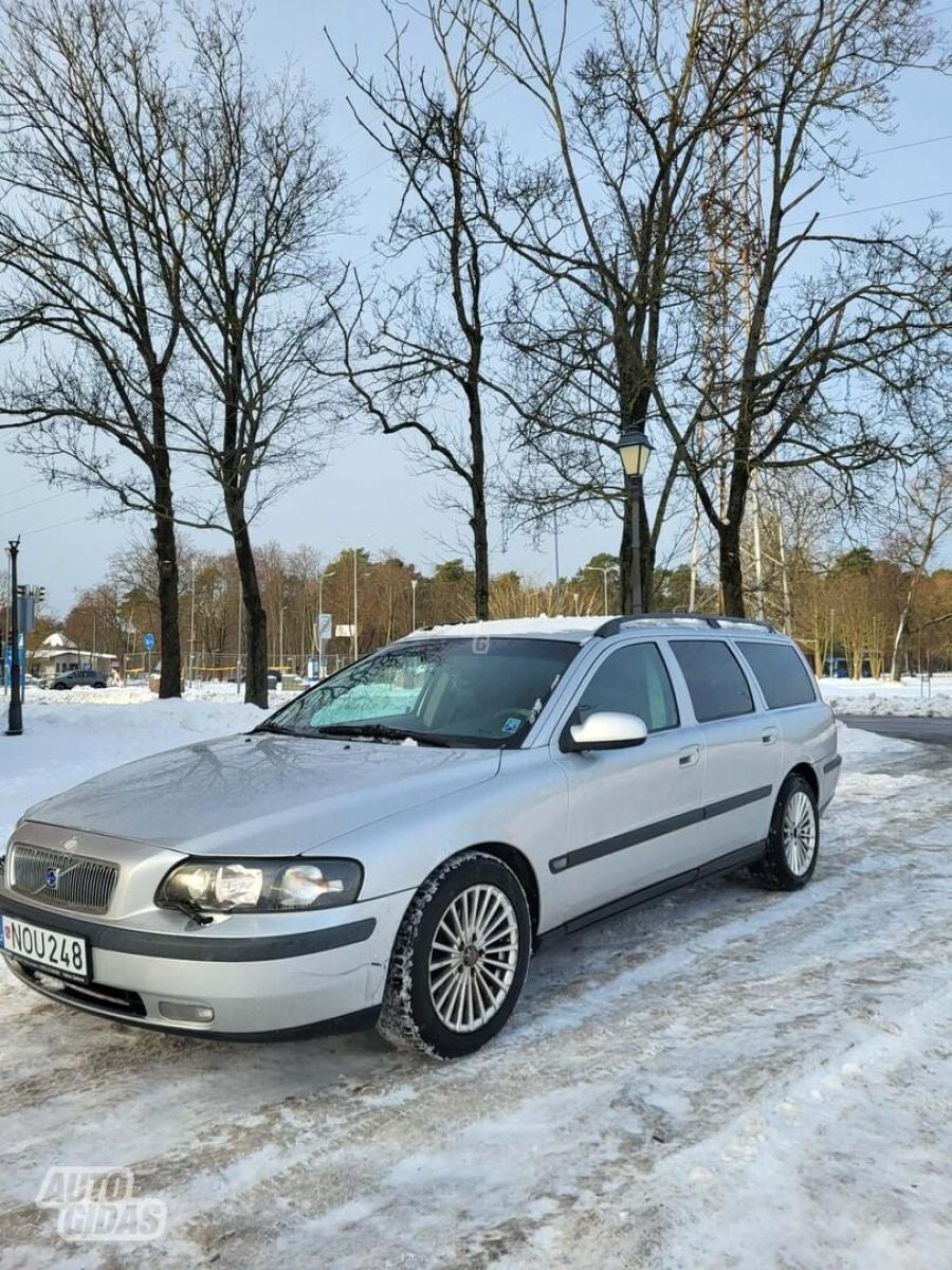 Grey Volvo V70 2003 in Klaipeda, with an engine capacity of 2.40 L and mileage of 372 thousand km for 2000 €, photo 1 on AUTOMOTO.COM.LV