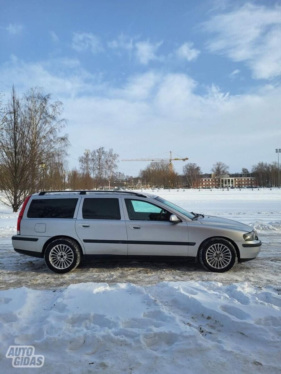 Grey Volvo V70 2003 in Klaipeda, with an engine capacity of 2.40 L and mileage of 372 thousand km for 2000 €, photo 3 on AUTOMOTO.COM.LV