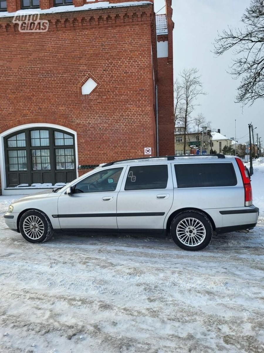 Grey Volvo V70 2003 in Klaipeda, with an engine capacity of 2.40 L and mileage of 372 thousand km for 2000 €, photo 6 on AUTOMOTO.COM.LV