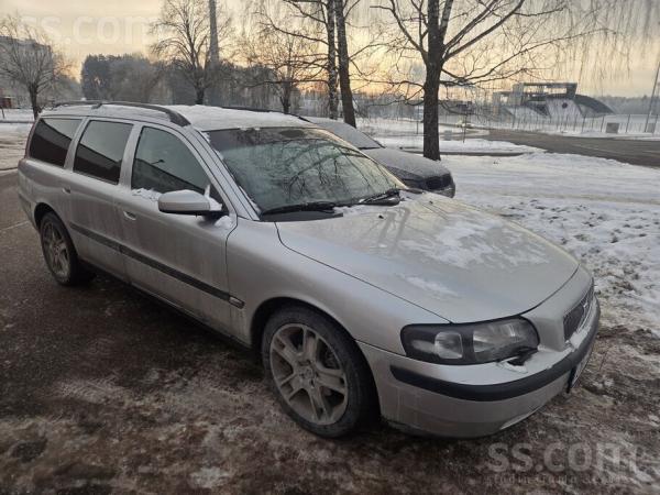Grey Volvo V70 2003 in Valmiera, with an engine capacity of 2.40 L and mileage of 0 thousand km for 2290 €, photo 1 on AUTOMOTO.COM.LV