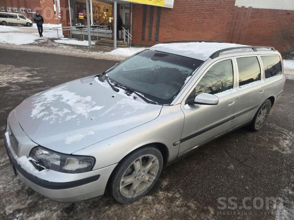 Grey Volvo V70 2003 in Valmiera, with an engine capacity of 2.40 L and mileage of 0 thousand km for 2290 €, photo 2 on AUTOMOTO.COM.LV