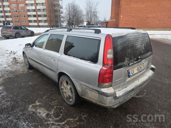 Grey Volvo V70 2003 in Valmiera, with an engine capacity of 2.40 L and mileage of 0 thousand km for 2290 €, photo 3 on AUTOMOTO.COM.LV