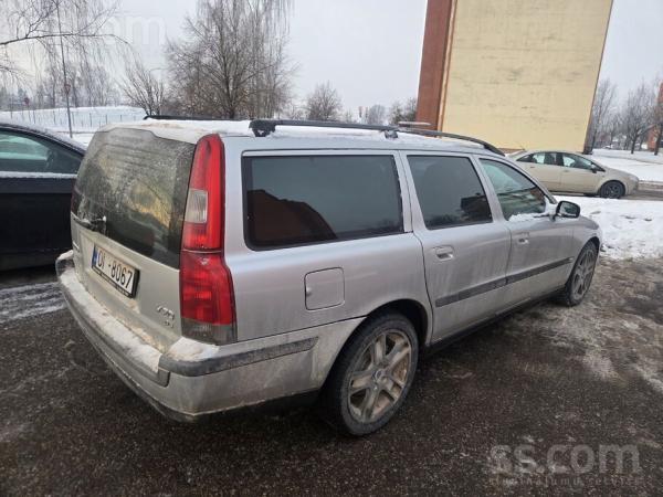 Grey Volvo V70 2003 in Valmiera, with an engine capacity of 2.40 L and mileage of 0 thousand km for 2290 €, photo 5 on AUTOMOTO.COM.LV