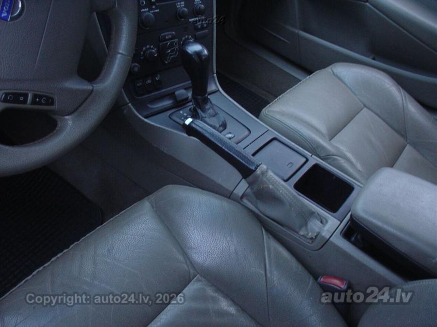 Pelēks Volvo V70 2003 Paide, ar dzinēja tilpumu 2.40 L un nobraukumu 382 tūkst. km par 2990 €, foto 6 vietnē AUTOMOTO.COM.LV