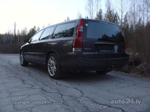 Pelēks Volvo V70 2003 Paide, ar dzinēja tilpumu 2.40 L un nobraukumu 382 tūkst. km par 2990 €, foto 2 vietnē AUTOMOTO.COM.LV