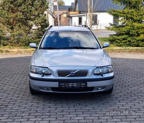 Grey Volvo V70 2003 in Paide, with an engine capacity of 2.40 L and mileage of 378 thousand km for 3150 €, photo 2 on AUTOMOTO.COM.LV