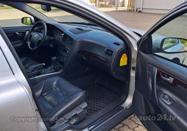 Grey Volvo V70 2003 in Paide, with an engine capacity of 2.40 L and mileage of 378 thousand km for 3150 €, photo 8 on AUTOMOTO.COM.LV