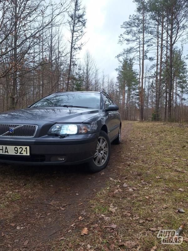 Grey Volvo V70 2003 in Akmene, with an engine capacity of 2.40 L and mileage of 371 thousand km for 2000 €, photo 1 on AUTOMOTO.COM.LV