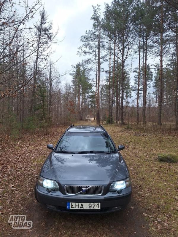Grey Volvo V70 2003 in Akmene, with an engine capacity of 2.40 L and mileage of 371 thousand km for 2000 €, photo 2 on AUTOMOTO.COM.LV