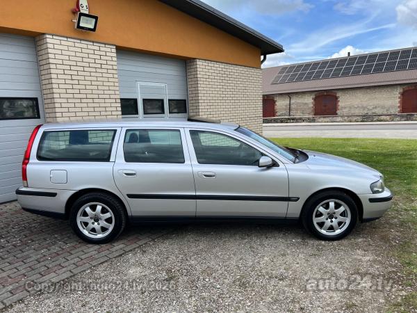 Pelēks Volvo V70 2003 Paide, ar dzinēja tilpumu 2.40 L un nobraukumu 298 tūkst. km par 2990 €, foto 2 vietnē AUTOMOTO.COM.LV