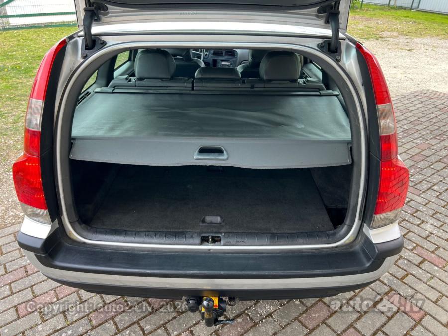 Pelēks Volvo V70 2003 Paide, ar dzinēja tilpumu 2.40 L un nobraukumu 298 tūkst. km par 2990 €, foto 12 vietnē AUTOMOTO.COM.LV