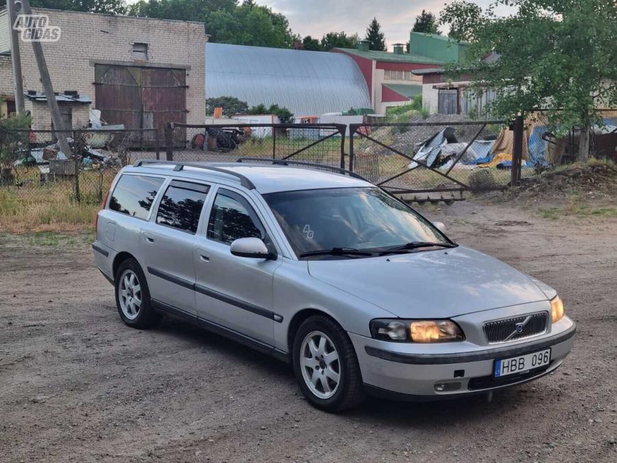 Grey Volvo V70 2003 in Alytus, with an engine capacity of 2.40 L and mileage of 442 thousand km for 1499 €, photo 1 on AUTOMOTO.COM.LV