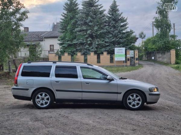 Grey Volvo V70 2003 in Alytus, with an engine capacity of 2.40 L and mileage of 442 thousand km for 1499 €, photo 2 on AUTOMOTO.COM.LV
