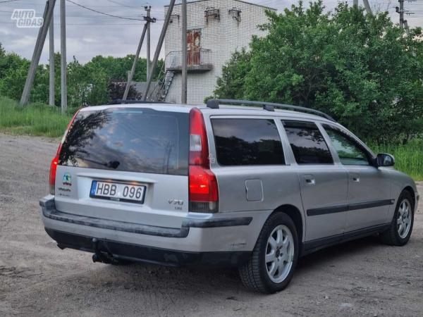 Grey Volvo V70 2003 in Alytus, with an engine capacity of 2.40 L and mileage of 442 thousand km for 1499 €, photo 3 on AUTOMOTO.COM.LV