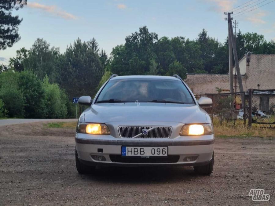 Grey Volvo V70 2003 in Alytus, with an engine capacity of 2.40 L and mileage of 442 thousand km for 1499 €, photo 9 on AUTOMOTO.COM.LV