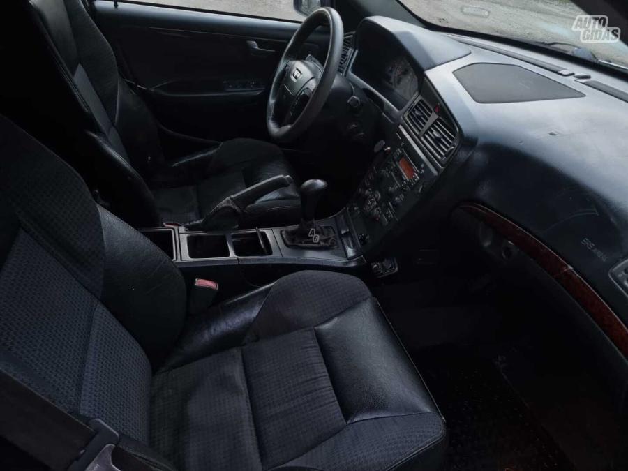 Grey Volvo V70 2003 in Alytus, with an engine capacity of 2.40 L and mileage of 442 thousand km for 1499 €, photo 12 on AUTOMOTO.COM.LV