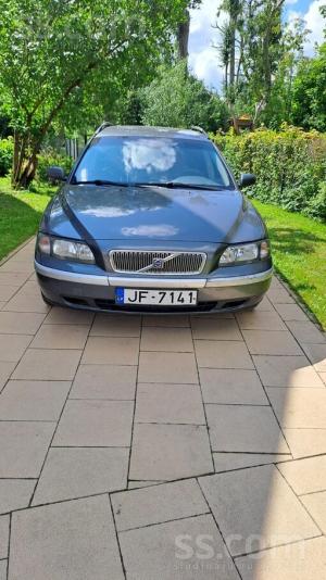 Grey Volvo V70 2003 in Dobele, with an engine capacity of 2.40 L and mileage of 424 thousand km for 1350 €, photo  on AUTOMOTO.COM.LV