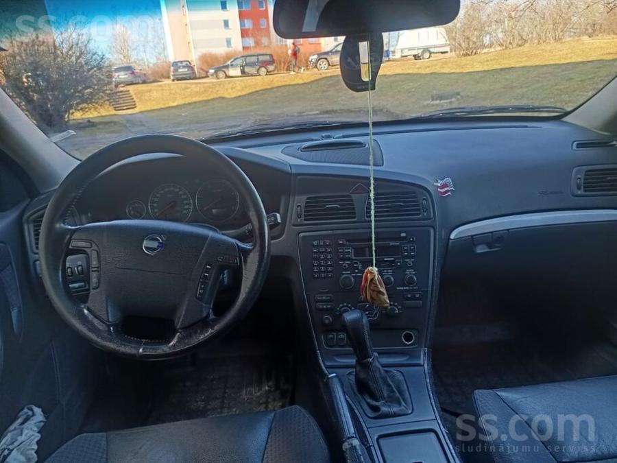Pelēks Volvo V70 2003 Madona, ar dzinēja tilpumu 2.40 L un nobraukumu 375 tūkst. km par 1500 €, foto 1 vietnē AUTOMOTO.COM.LV