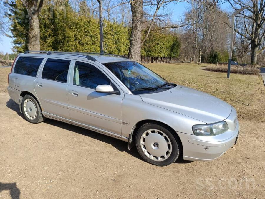 Pelēks Volvo V70 2003 Madona, ar dzinēja tilpumu 2.40 L un nobraukumu 375 tūkst. km par 1500 €, foto 3 vietnē AUTOMOTO.COM.LV
