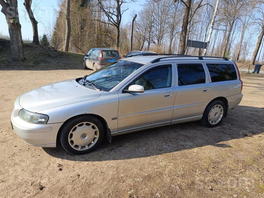 Pelēks Volvo V70 2003 Madona, ar dzinēja tilpumu 2.40 L un nobraukumu 375 tūkst. km par 1500 €, foto 4 vietnē AUTOMOTO.COM.LV