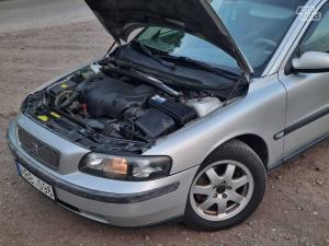 Pelēks Volvo V70 2003 Alīta, ar dzinēja tilpumu 2.40 L un nobraukumu 442 tūkst. km par 1450 €, foto  vietnē AUTOMOTO.COM.LV