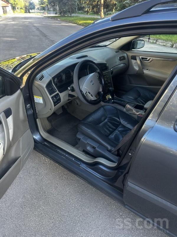 Grey Volvo V70 2003 in Preili, with an engine capacity of 2.40 L and mileage of 393 thousand km for 850 €, photo 4 on AUTOMOTO.COM.LV