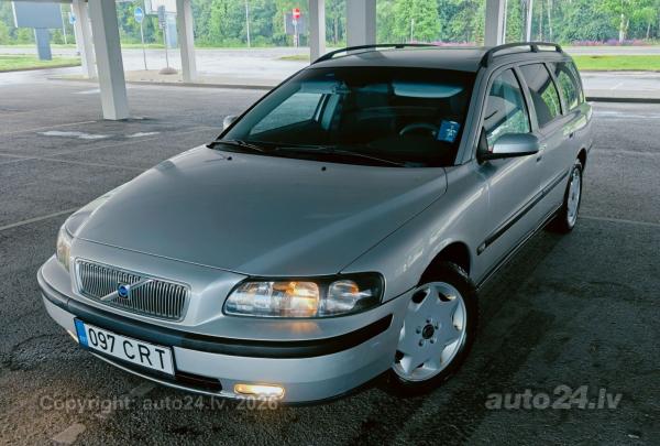 Pelēks Volvo V70 2003 Tallina, ar dzinēja tilpumu 2.40 L un nobraukumu 181 tūkst. km par 4300 €, foto 1 vietnē AUTOMOTO.COM.LV