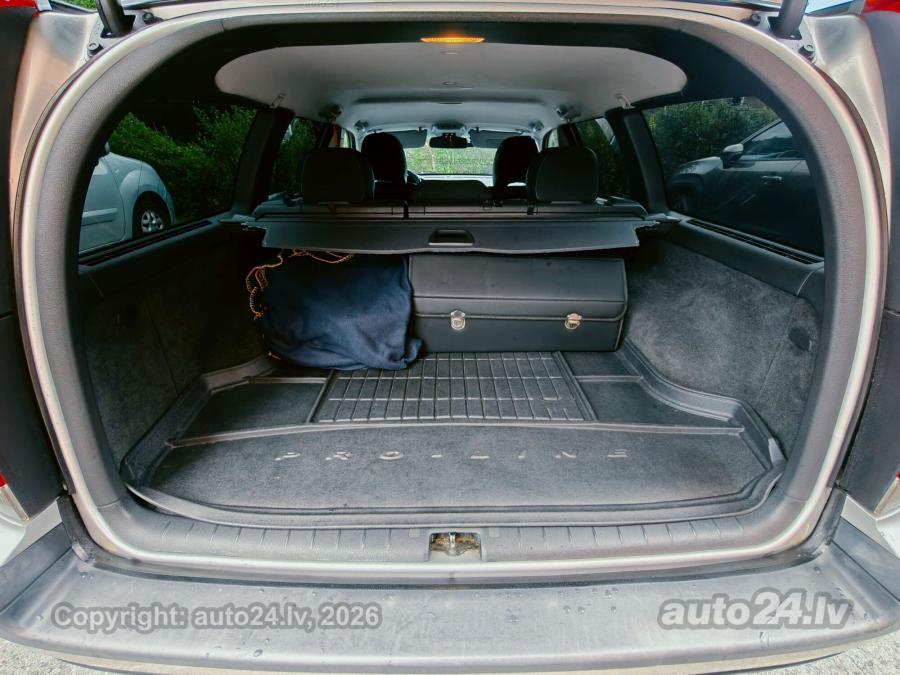Grey Volvo V70 2003 in Tallinn, with an engine capacity of 2.40 L and mileage of 181 thousand km for 4300 €, photo 8 on AUTOMOTO.COM.LV