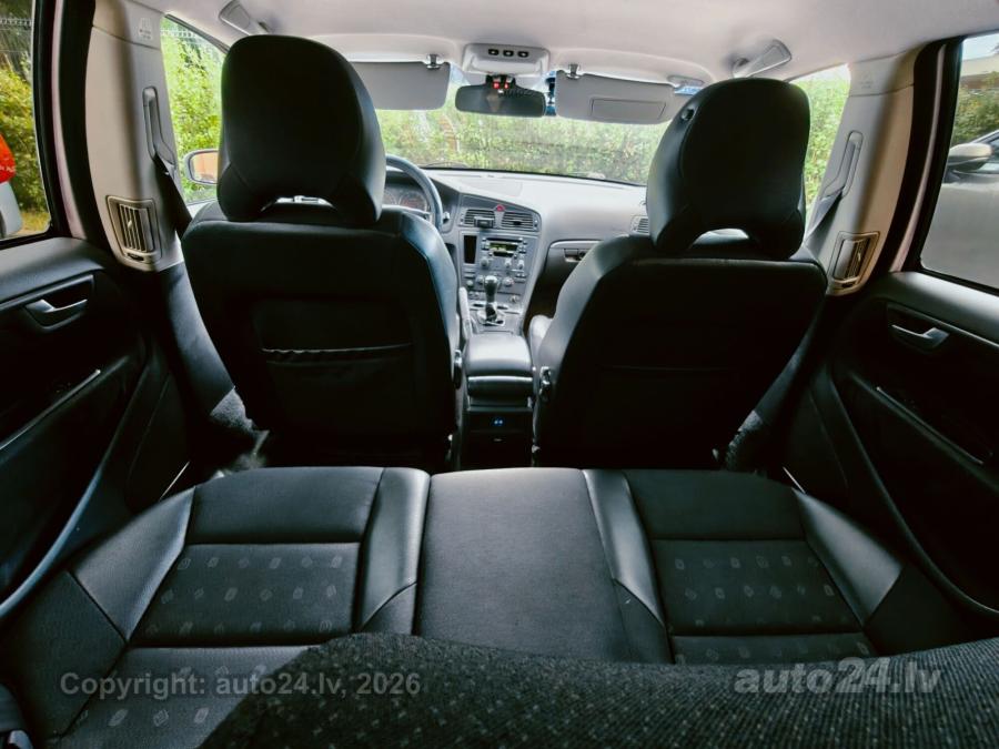 Grey Volvo V70 2003 in Tallinn, with an engine capacity of 2.40 L and mileage of 181 thousand km for 4300 €, photo 9 on AUTOMOTO.COM.LV