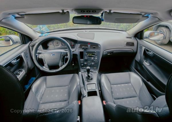 Pelēks Volvo V70 2003 Tallina, ar dzinēja tilpumu 2.40 L un nobraukumu 181 tūkst. km par 4300 €, foto 9 vietnē AUTOMOTO.COM.LV