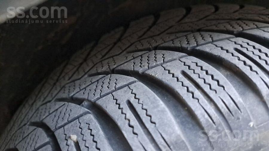 Pelēks Volvo V70 2003 Daugavpils, ar dzinēja tilpumu 2.40 L un nobraukumu 397 tūkst. km par 1550 €, foto 32 vietnē AUTOMOTO.COM.LV