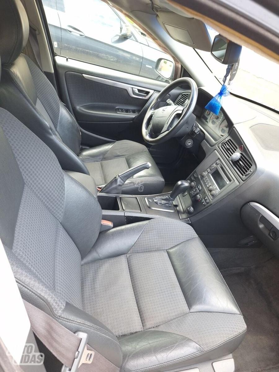 Pelēks Volvo V70 2003 Akmenė, ar dzinēja tilpumu 2.40 L un nobraukumu 387 tūkst. km par 750 €, foto 7 vietnē AUTOMOTO.COM.LV