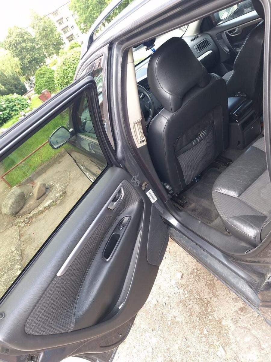 Pelēks Volvo V70 2003 Akmenė, ar dzinēja tilpumu 2.40 L un nobraukumu 387 tūkst. km par 750 €, foto 9 vietnē AUTOMOTO.COM.LV