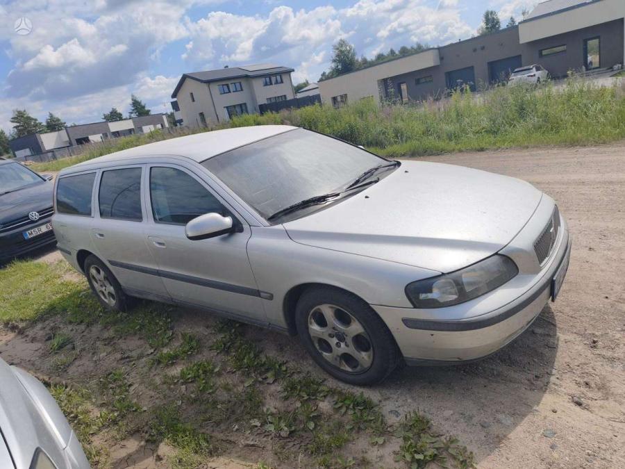 Pelēks Volvo V70 2003 Viļņa, ar dzinēja tilpumu 2.40 L un nobraukumu 438 tūkst. km par 800 €, foto 3 vietnē AUTOMOTO.COM.LV