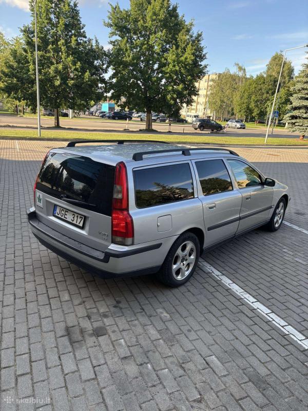 Grey Volvo V70 2003 in Siauliai, with an engine capacity of 2.40 L and mileage of 375 thousand km for 1450 €, photo 5 on AUTOMOTO.COM.LV