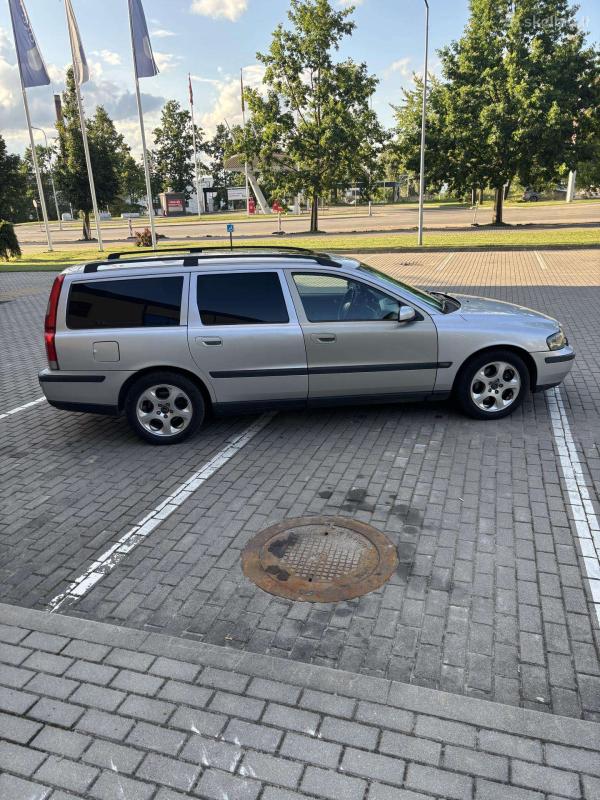 Grey Volvo V70 2003 in Siauliai, with an engine capacity of 2.40 L and mileage of 375 thousand km for 1450 €, photo 8 on AUTOMOTO.COM.LV