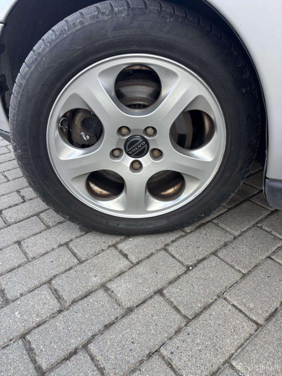 Pelēks Volvo V70 2003 Šauļi, ar dzinēja tilpumu 2.40 L un nobraukumu 375 tūkst. km par 1450 €, foto 13 vietnē AUTOMOTO.COM.LV