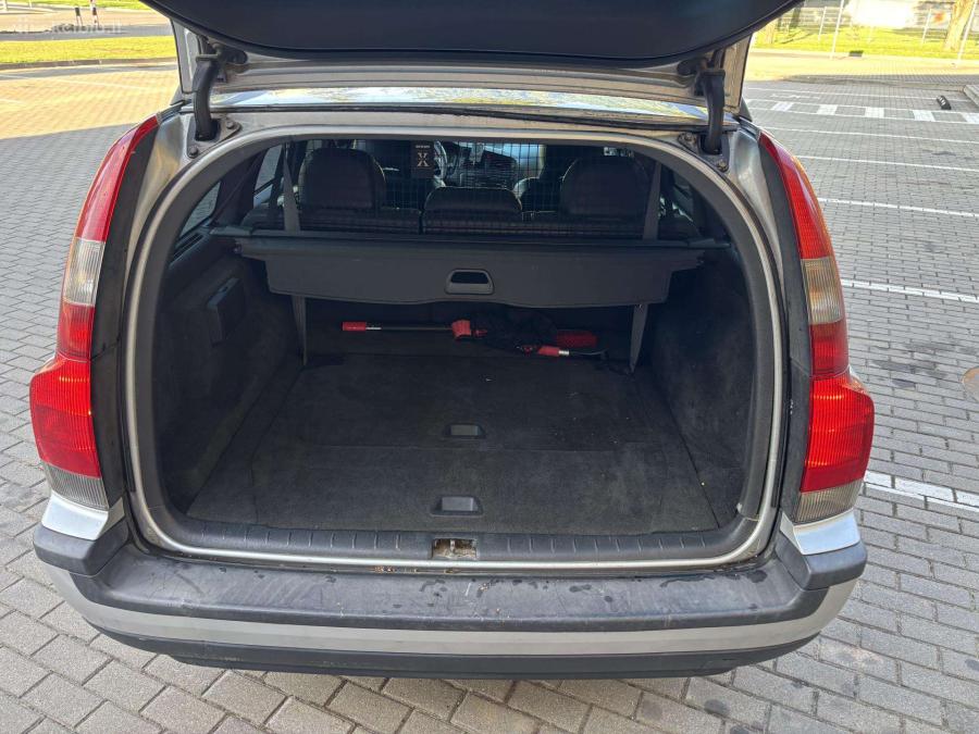 Pelēks Volvo V70 2003 Šauļi, ar dzinēja tilpumu 2.40 L un nobraukumu 375 tūkst. km par 1450 €, foto 24 vietnē AUTOMOTO.COM.LV