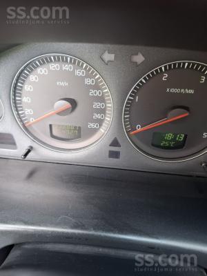 Grey Volvo V70 2003 in Tukums, with an engine capacity of 2.40 L and mileage of 339 thousand km for 1600 €, photo 5 on AUTOMOTO.COM.LV