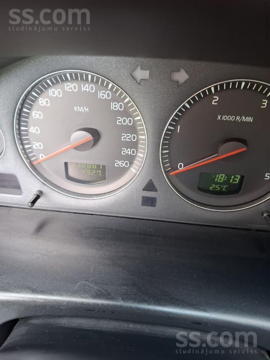 Grey Volvo V70 2003 in Tukums, with an engine capacity of 2.40 L and mileage of 339 thousand km for 1600 €, photo 5 on AUTOMOTO.COM.LV