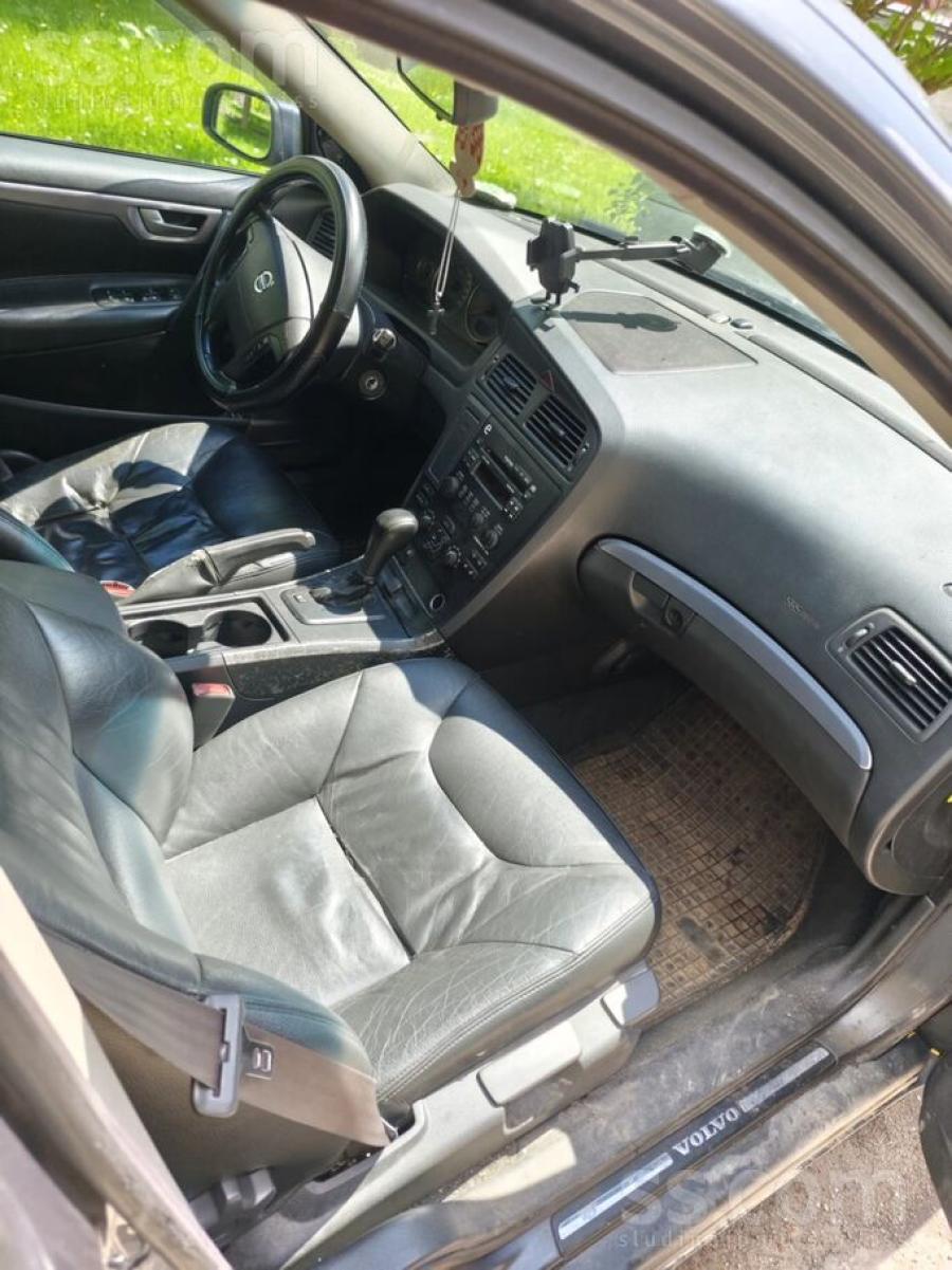 Grey Volvo V70 2003 in Preili, with an engine capacity of 2.40 L and mileage of 378 thousand km for 850 €, photo 7 on AUTOMOTO.COM.LV