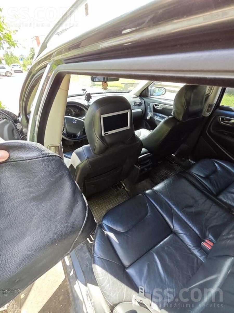 Grey Volvo V70 2003 in Preili, with an engine capacity of 2.40 L and mileage of 378 thousand km for 850 €, photo 9 on AUTOMOTO.COM.LV