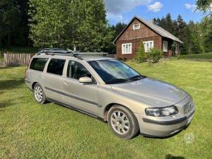 Grey Volvo V70 2003 in Siauliai, with an engine capacity of 2.44 L and mileage of 357 thousand km for 400 €, photo  on AUTOMOTO.COM.LV