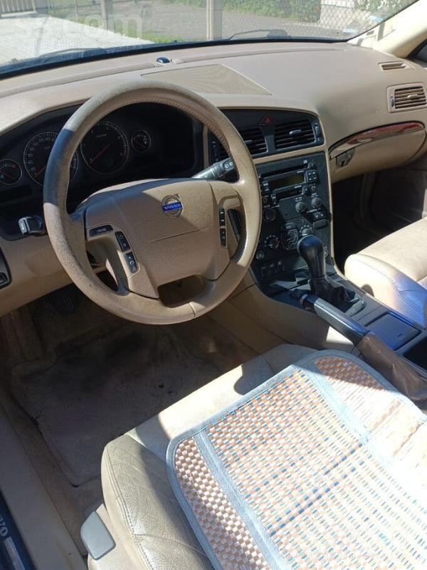 Grey Volvo V70 2003 in Riga, with an engine capacity of 2.40 L and mileage of 414 thousand km for 1100 €, photo 4 on AUTOMOTO.COM.LV